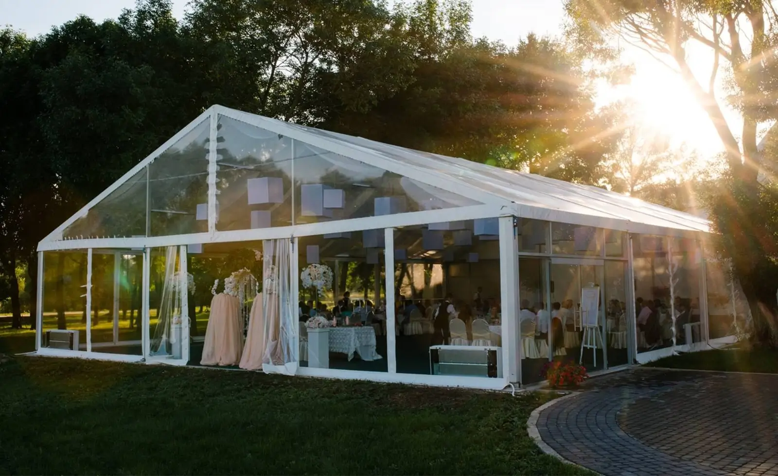 Beautiful Transparent Tents Hold An Outdoor Wedding Close To Nature ...