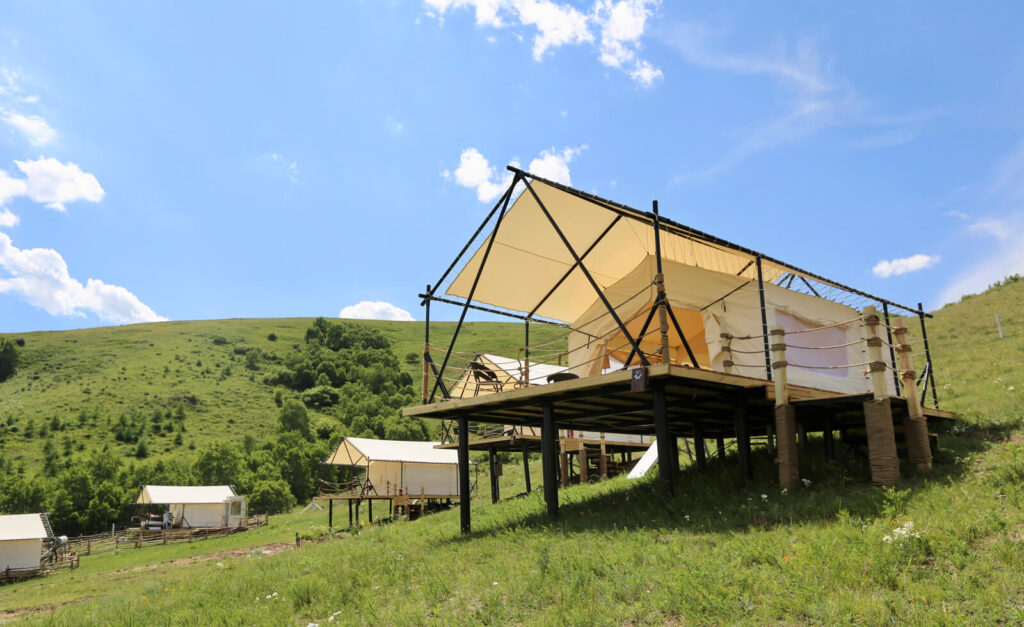 Outdoor Glamping Luxury Safari Tent Prairie Resort - Integrated With ...